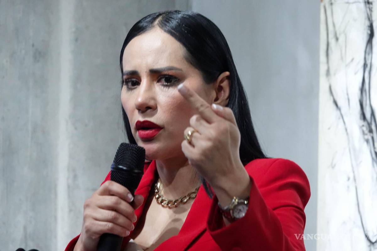 Motorola’s First Book‑Style Foldable: Razr Fold Takes on Flip Phones ...