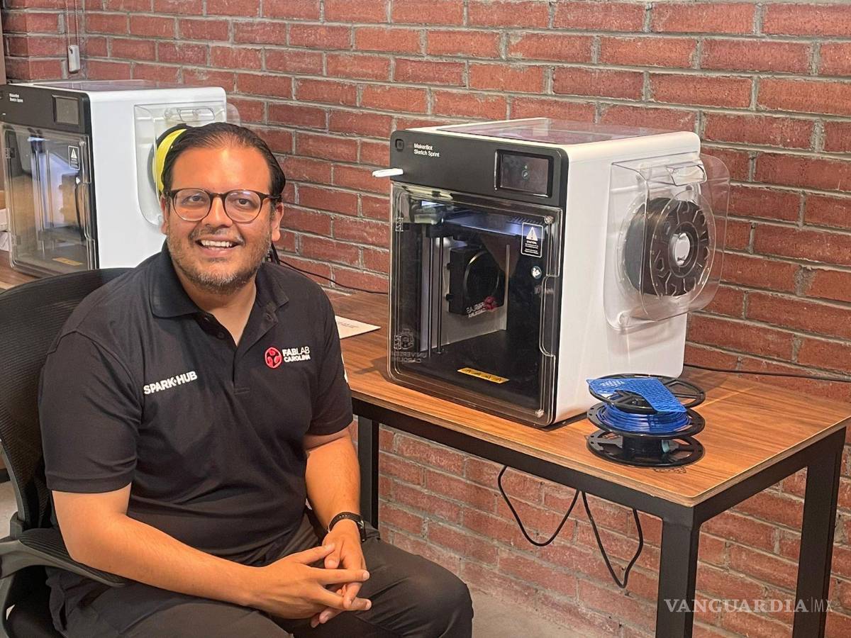 FabLab de la Universidad Carolina crea férulas 3D para apoyar a Venezuela