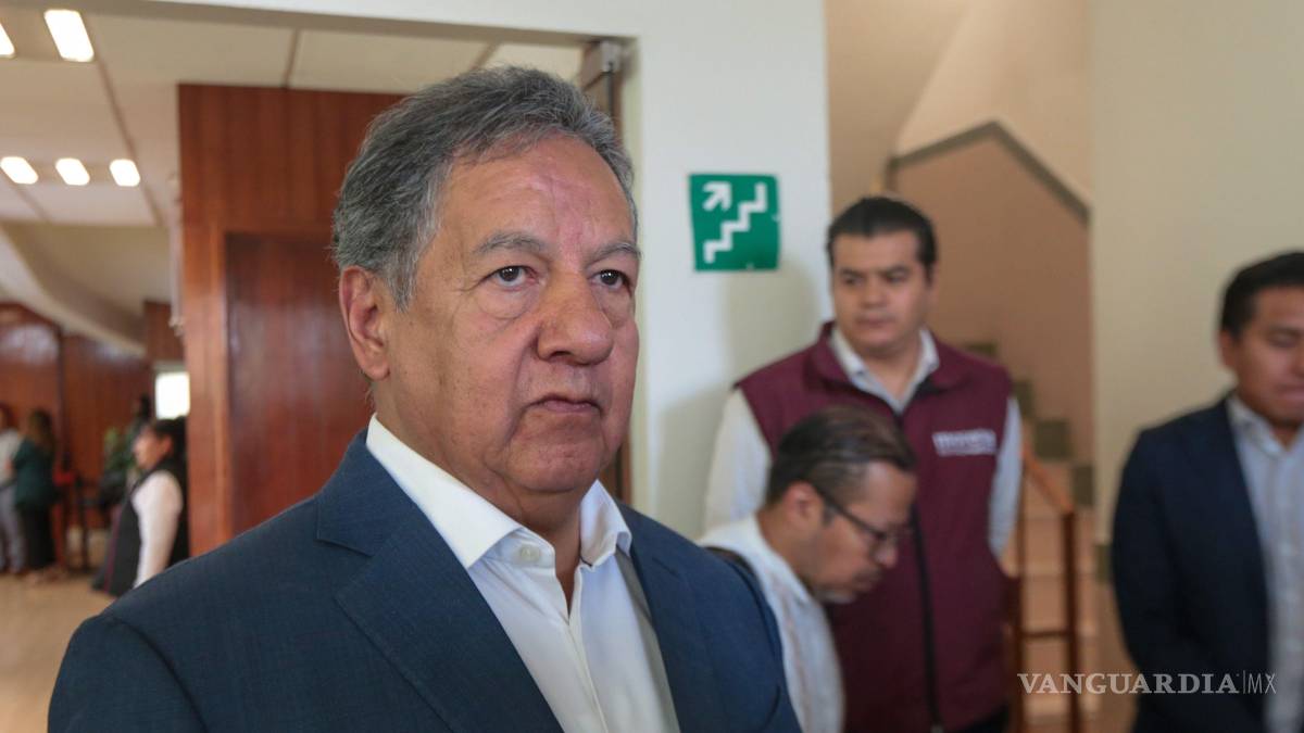 Higinio Martínez, de Morena, levanta la mano para presidir el Senado