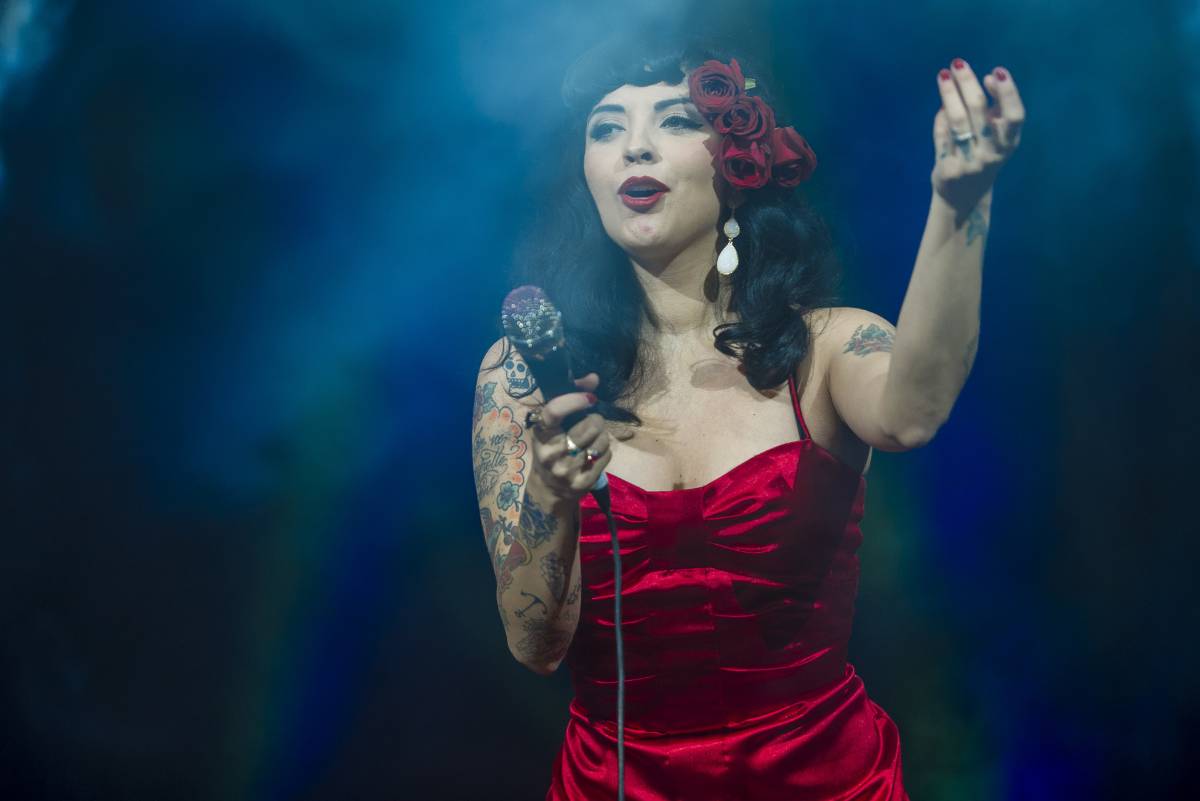 Mon Laferte causa polémica por su manera de bailar
