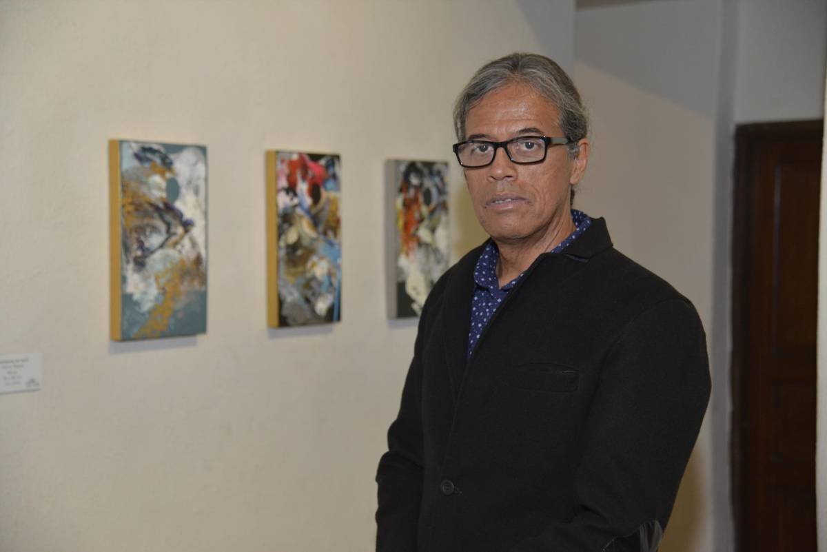 Henry Reyes comparte su talento multidisciplinario en exhibición