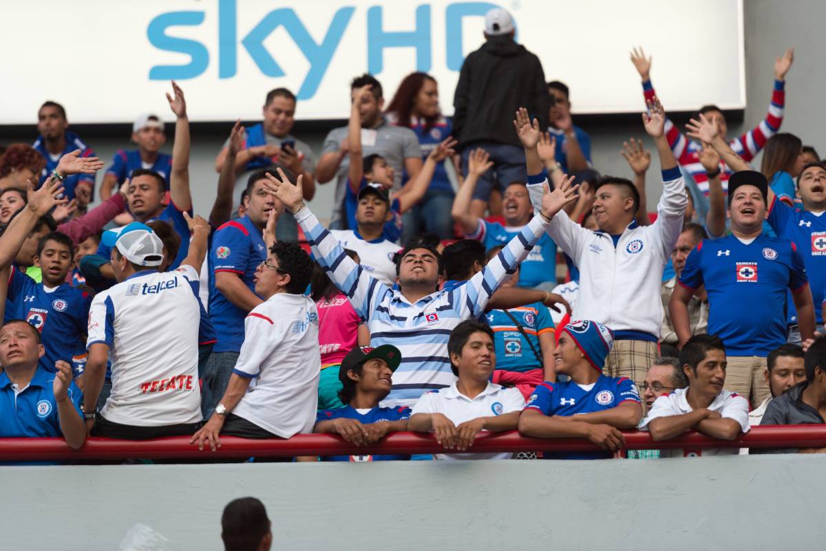 Franco Escamilla une a la afición del Cruz Azul para salar a los ...