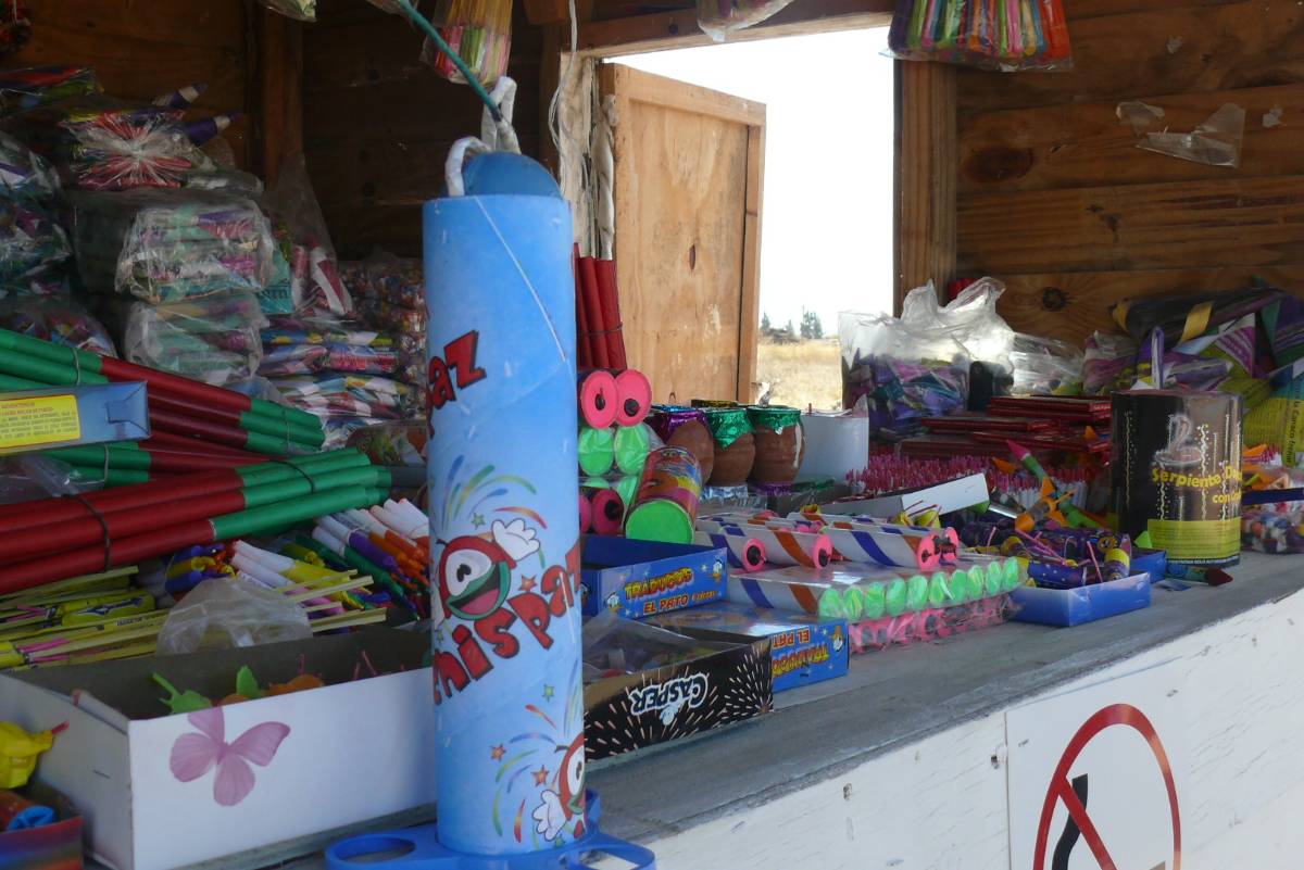 Evite que los niños jueguen con cuetes