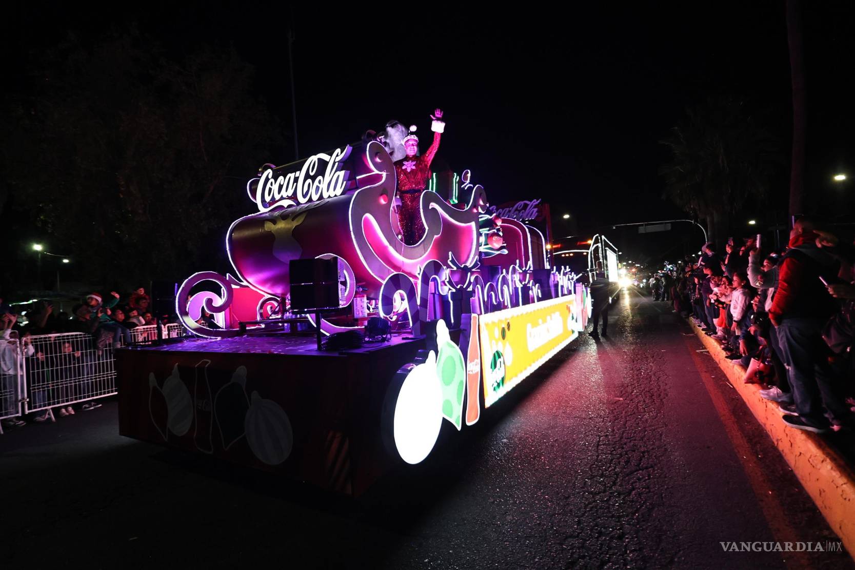 Despierta desfile Coca-Cola el espíritu navideño de los saltillenses