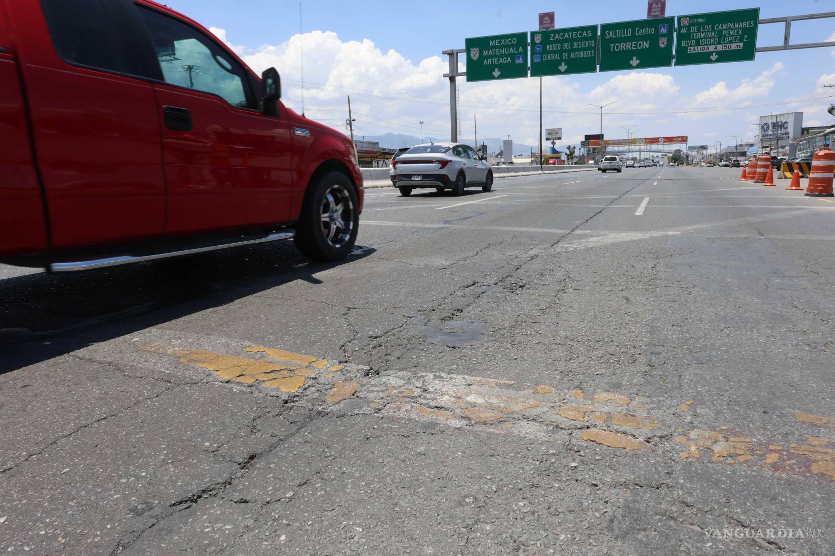 Con grietas y baches, entrada de Saltillo viniendo de Monterrey