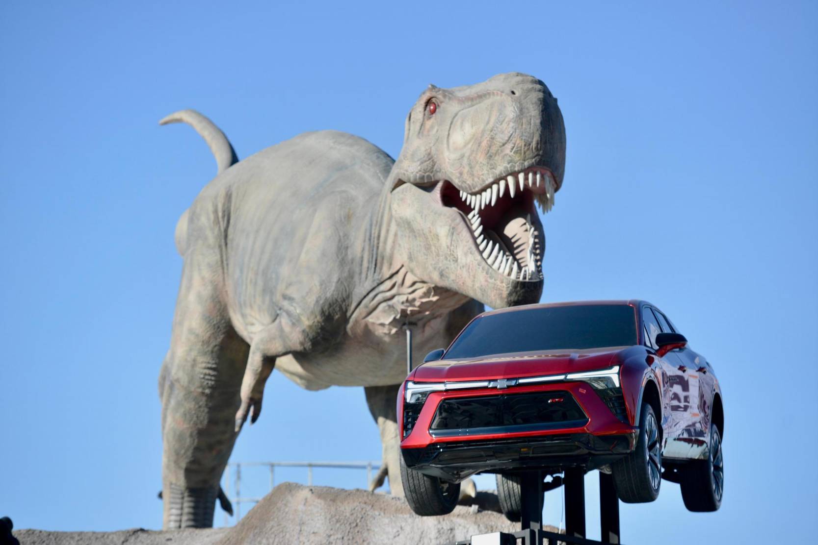 Ramos Arizpe presenta su entrada monumental con un T-Rex y una Blazer ...