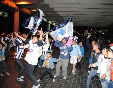 Fanáticos rayados se apoderan de la Macroplaza de Monterrey