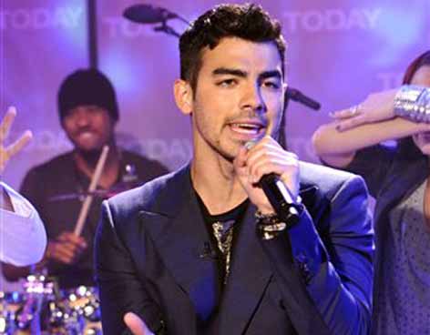 Joe Jonas Brothers deshace su cama en "Fast Life"