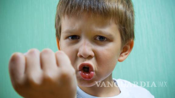 ¿A qué se debe que los niños sean más groseros cuando están con su madre?
