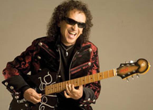 Festeja Alex Lora 57 años de vida en plena promoción de disco