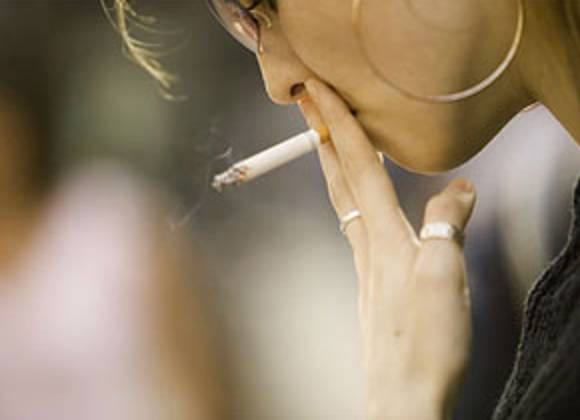Humo de cigarro aumenta riesgo de cáncer de útero y mama