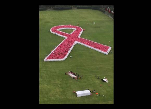 Forman 'lazo humano rosa' más grande del mundo por mes contra el cáncer ...
