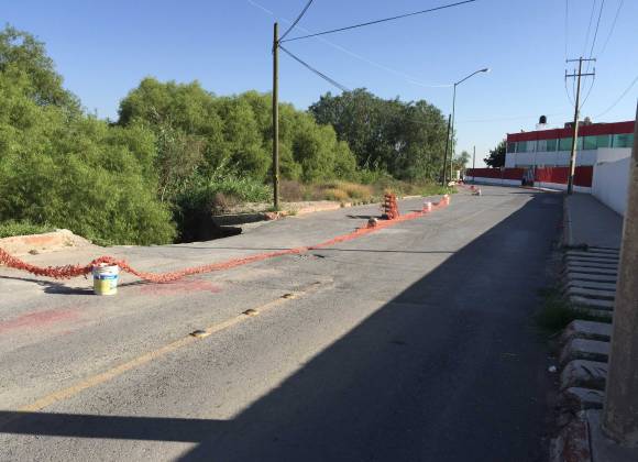 Se desgaja calle a la UVM de Saltillo