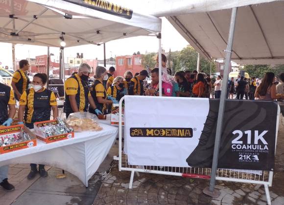 21 K Coahuila: Disfrutan de la cena de carbohidratos.