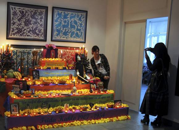Celebran en China el día de muertos con un altar a Frida Kahlo