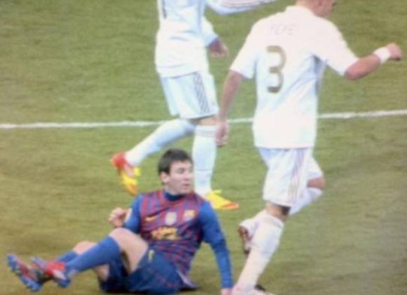 Pepe la vuelve a hacer, le pisó la mano a Messi y ni lo amonestaron