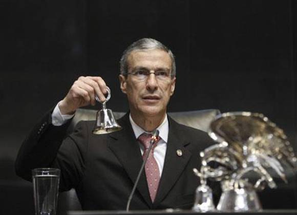 Morfín llama a frenar y regular deuda de estados