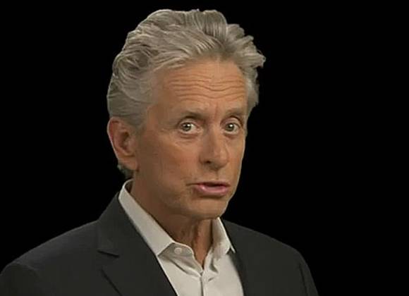 Michael Douglas alerta sobre los fraudes financieros (video)