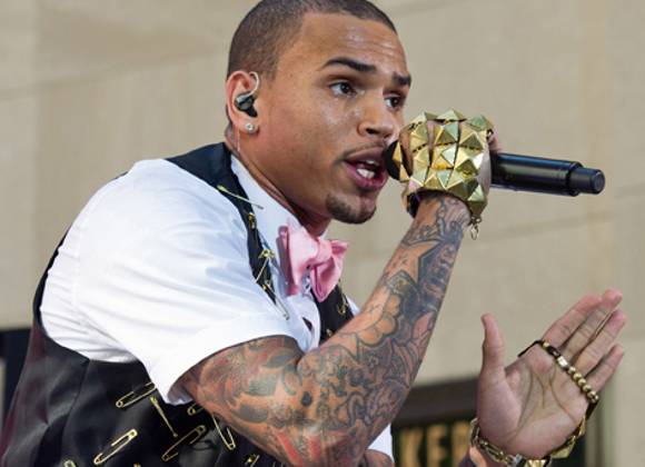 Brown regresa a los Grammy a 3 años de escándalo