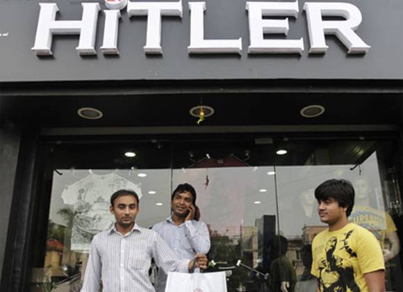 Causa polémica tienda llamada Hitler