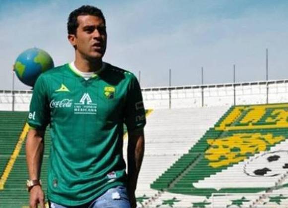 Nery, presentado con León