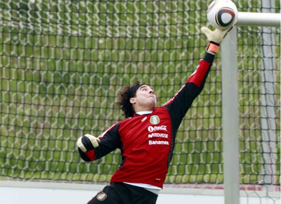Guillermo Ochoa, con madera de leyenda