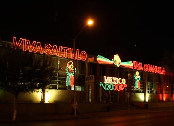 Se viste Presidencia Municipal de Saltillo de colores patrios