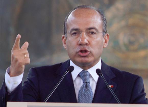 Fuerzas armadas deben honrar "noble tradición" de morir luchando: Calderón