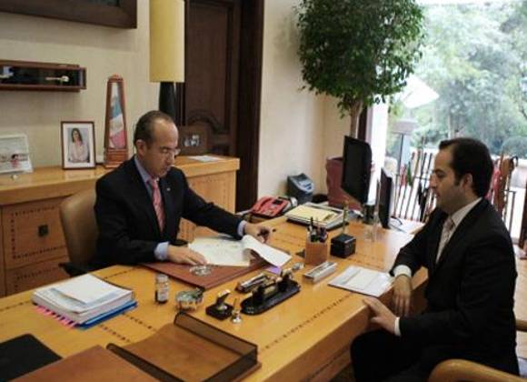 Firma Calderón reforma constitucional sobre límites territoriales