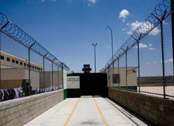 Se amotinan en el penal femenil de Santa Martha Acatitla