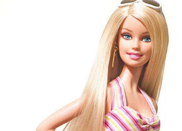 Piden Barbie calva para lucha contra el cáncer