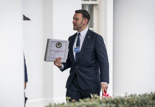 El nombre de Trump está en la lista de colaboradores del libro de cumpleaños de Epstein