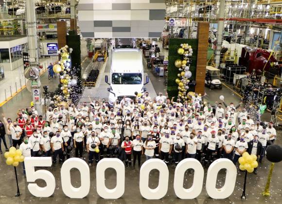 Celebra Daimler ensamble de 500 mil vehículos en Saltillo