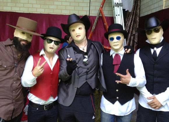 A Band of Bitches honra a rockeros que hacen cumbia