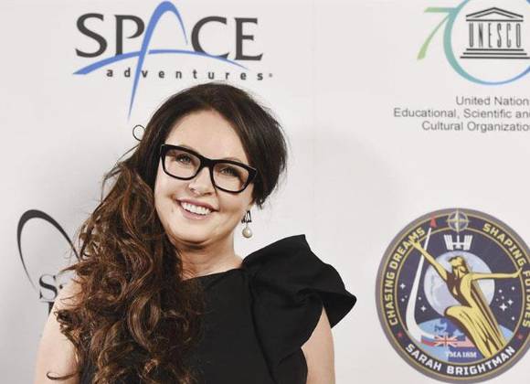 Sarah Brightman disfruta de su entrenamiento espacial sin maquillaje