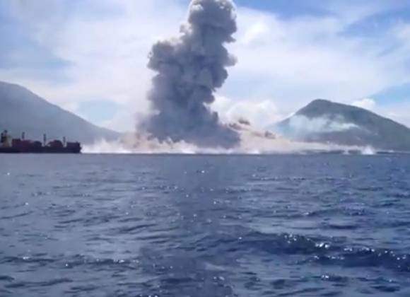Captan violenta explosión de un volcán en Papúa Nueva Guinea