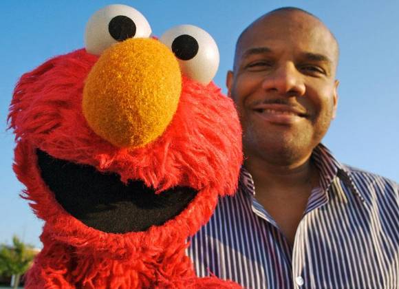 Voz de Elmo libra acusaciones sexuales