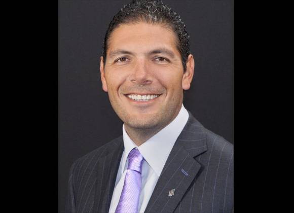 Continúa Carlos Hank González en lista de líderes mexicanos