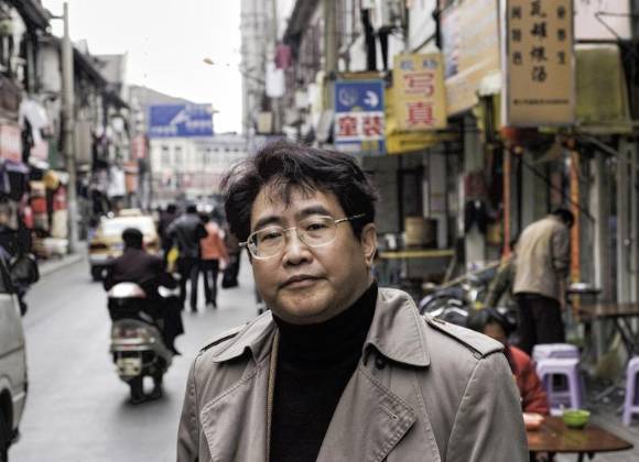 Con sus novelas, Qiu Xiaolong busca entender qué pasa en su país