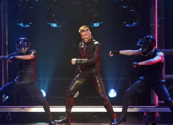 Ricky Martin lanza nuevo sencillo, "Come With Me"