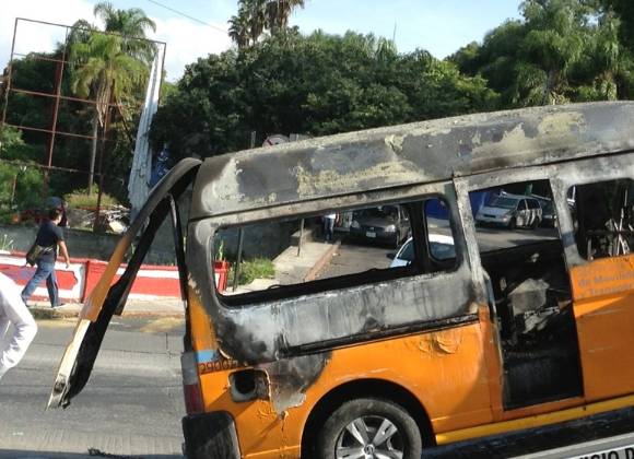 Lanzan bomba molotov a combi en Neza