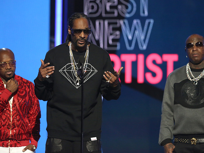 Snoop Dogg regala un convertible a Kobe Bryant