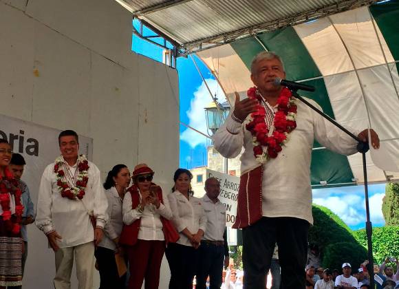 "Me mayoritearon contra la guayabera en tercer debate": AMLO