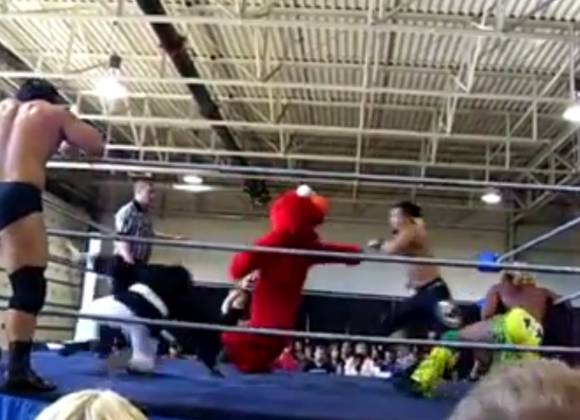 Elmo cambió Plaza Sésamo...¿por la lucha libre?