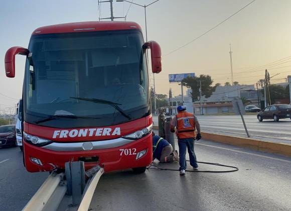 Saltillo: autobús foráneo acaba sobre barrera metálica del Nazario tras ...