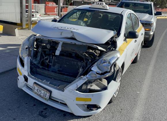 Taxista conduce distraído y golpea a camioneta en Saltillo