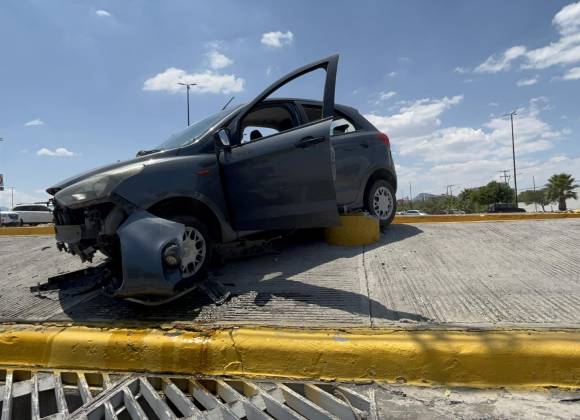 Veloz conductor pierde control de su auto y se sube al camellón del ...