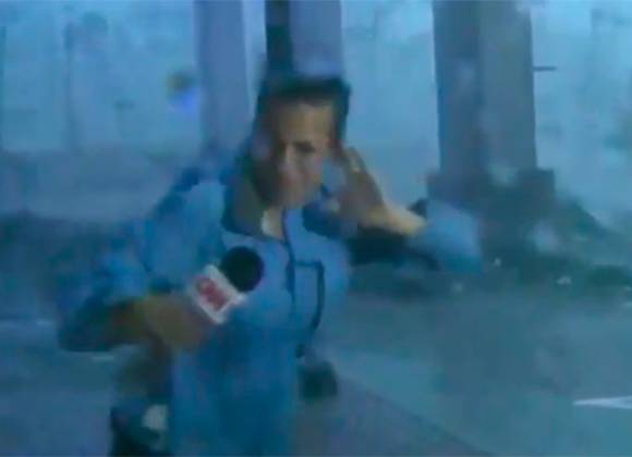 Huracán María arrastra a reportera durante transmisión en vivo