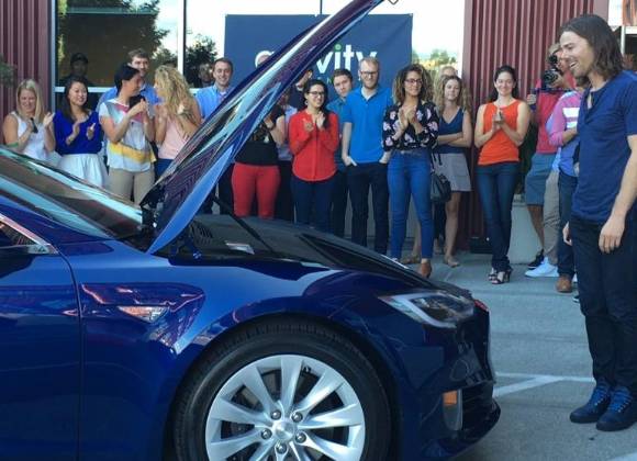 ¿Ya conoces al mejor jefe del mundo? Sus empleados le regalan su auto ...