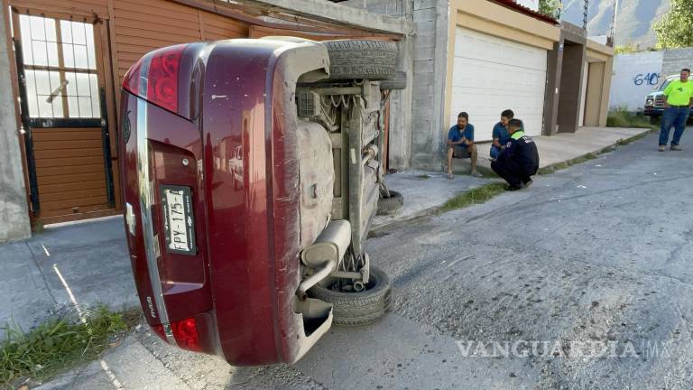 Evita choque, pero termina volcado: conductor y su joven pasajera sufren susto tras accidente al ...